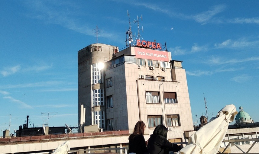 Na vrhu zgrade Borbe na Trgu Nikole Pašića osvanula je poruka: „Ovo ...
