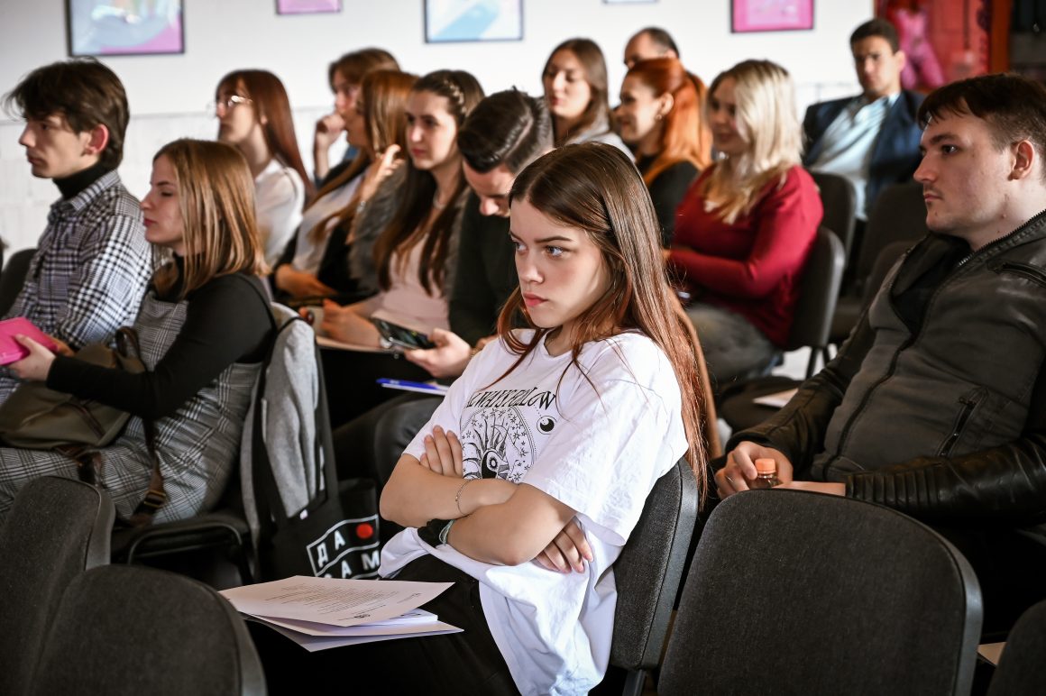 A za studente samo hiljadarka: Šta mladi vide u novčanoj pomoći države ...