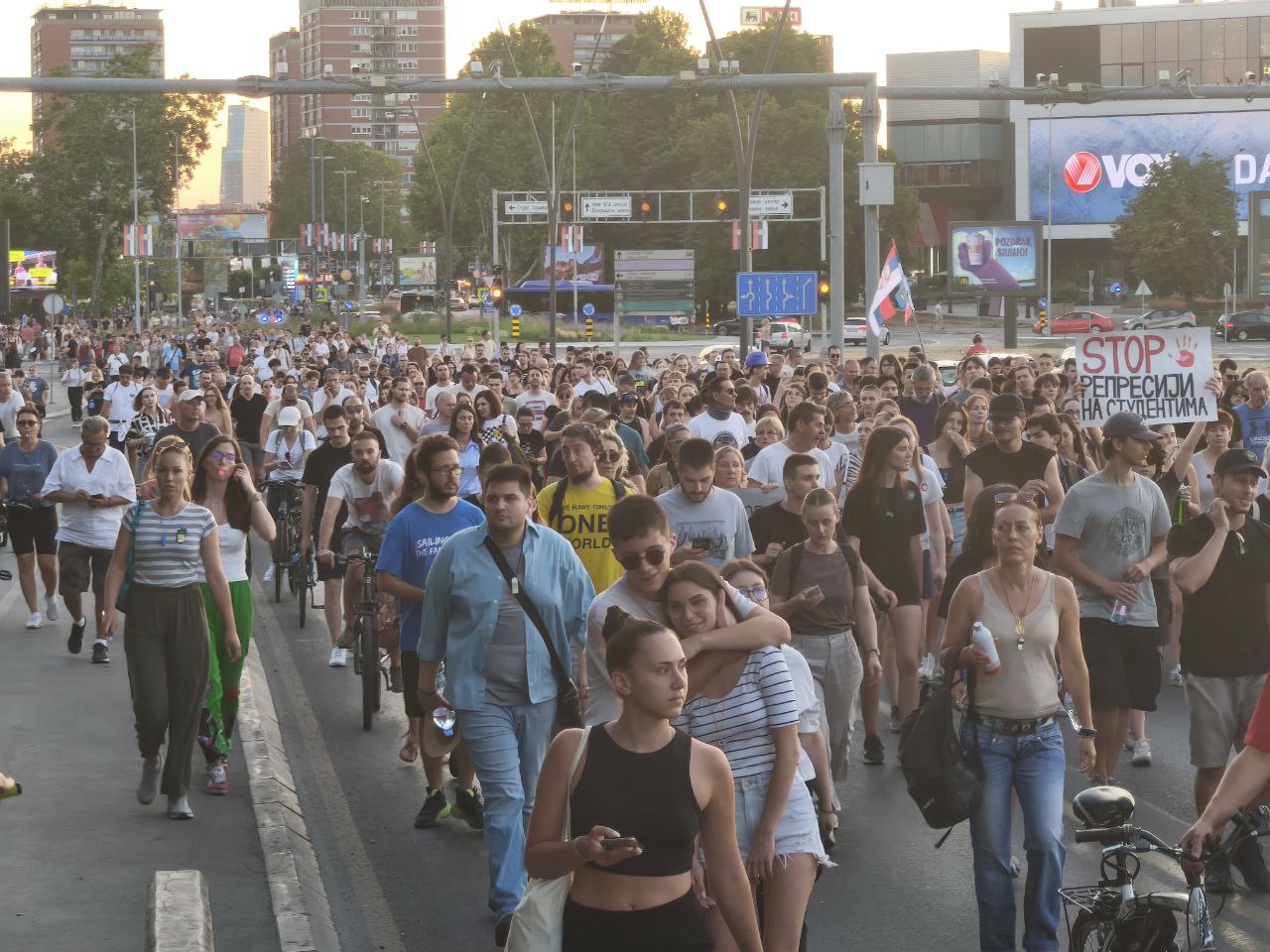 Hiljadu uboda, nacija i crvotočina - Mašina